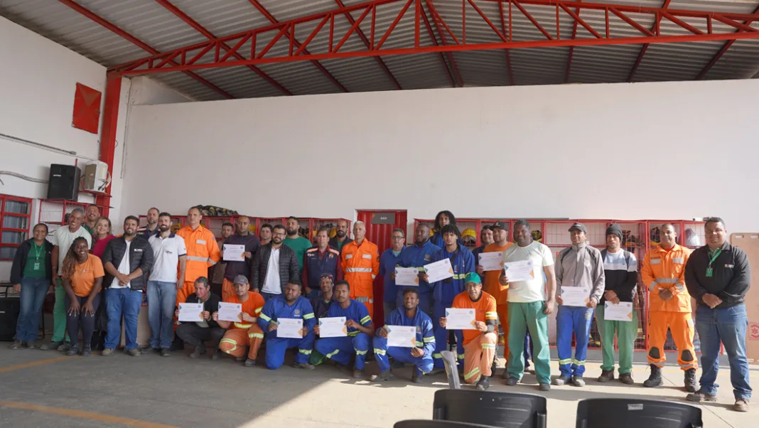 Diplomas para os 28 integrantes de Brigada Florestal